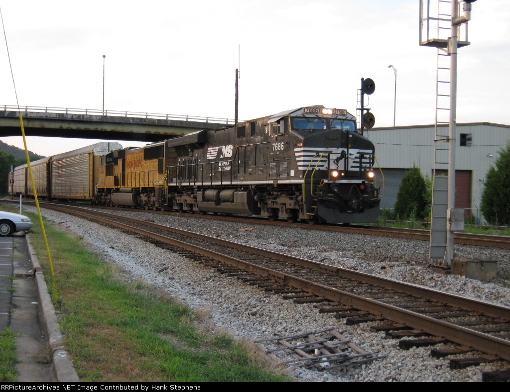 NS 7686 and UP SD70M pull a NS intermodal with autoracks on the head through Hair in downtown Dalton
